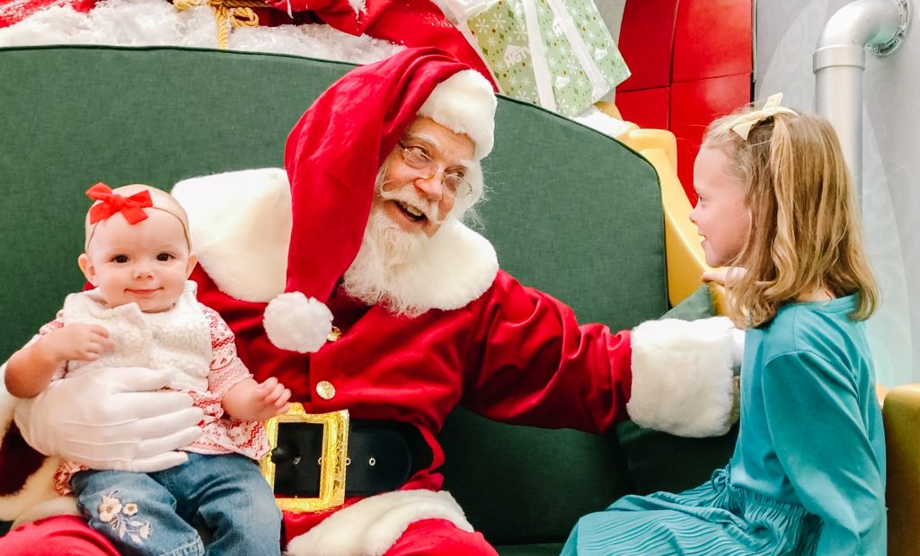 How To Get Great Pictures With Santa At The Mall - Snap Happy Mom