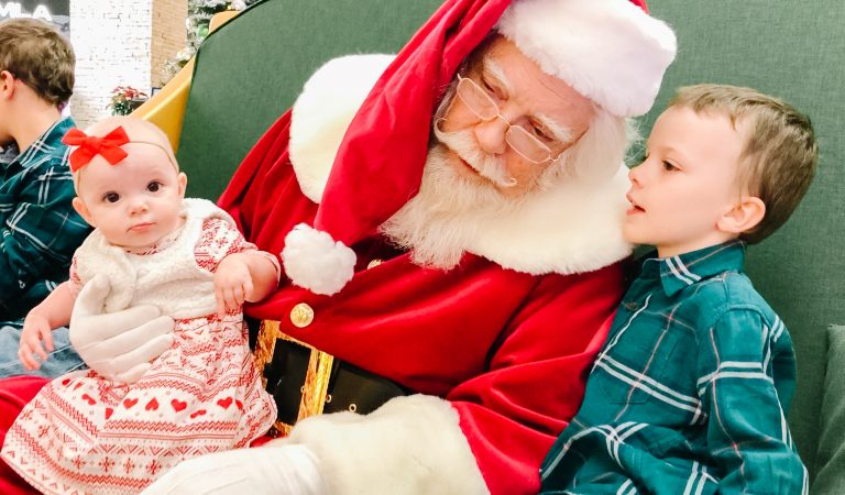 How To Get Great Pictures With Santa At The Mall - Snap Happy Mom